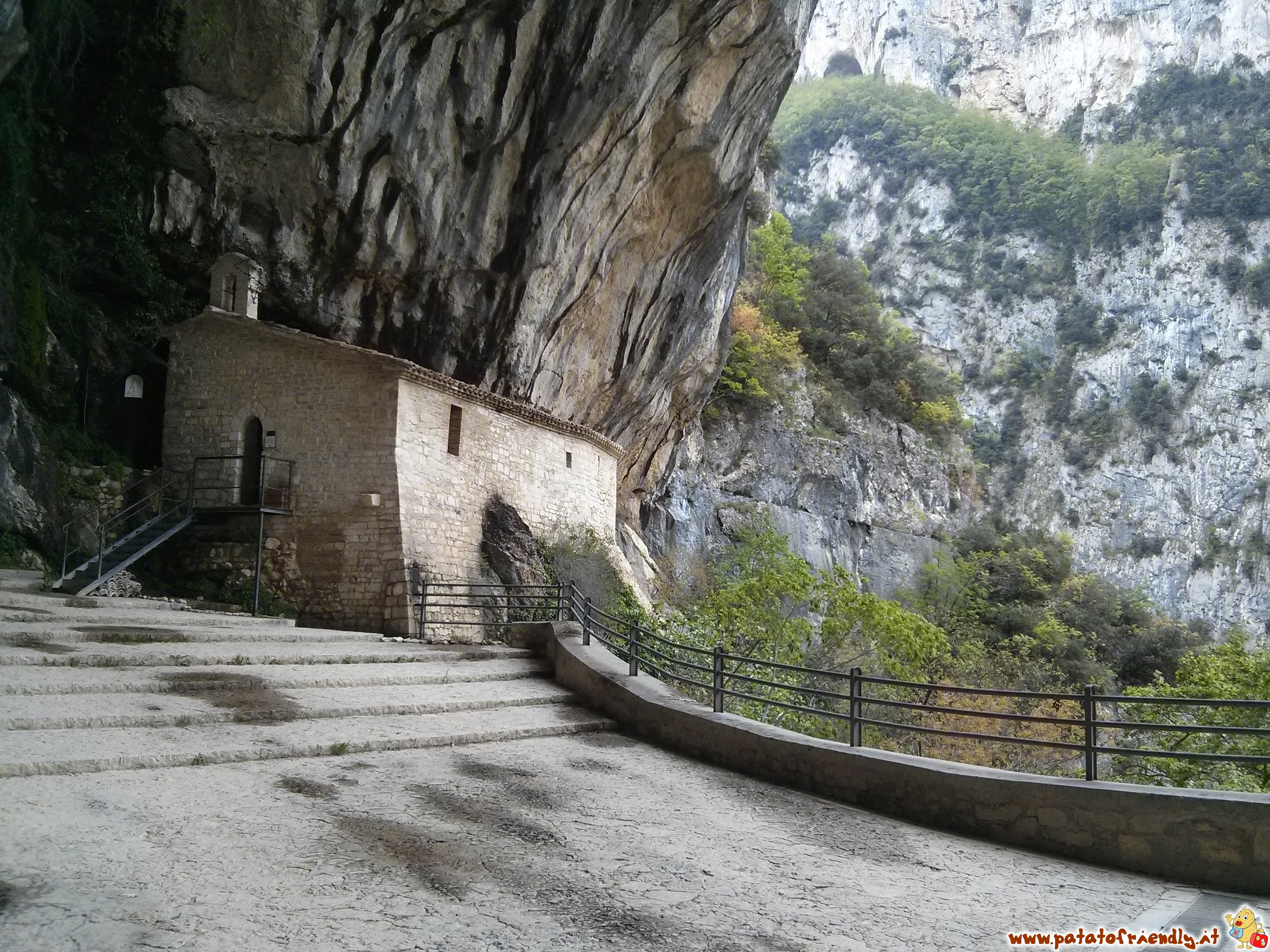 Tempio del Valadier, da vedere oltre alle Grotte di Frasassi ...