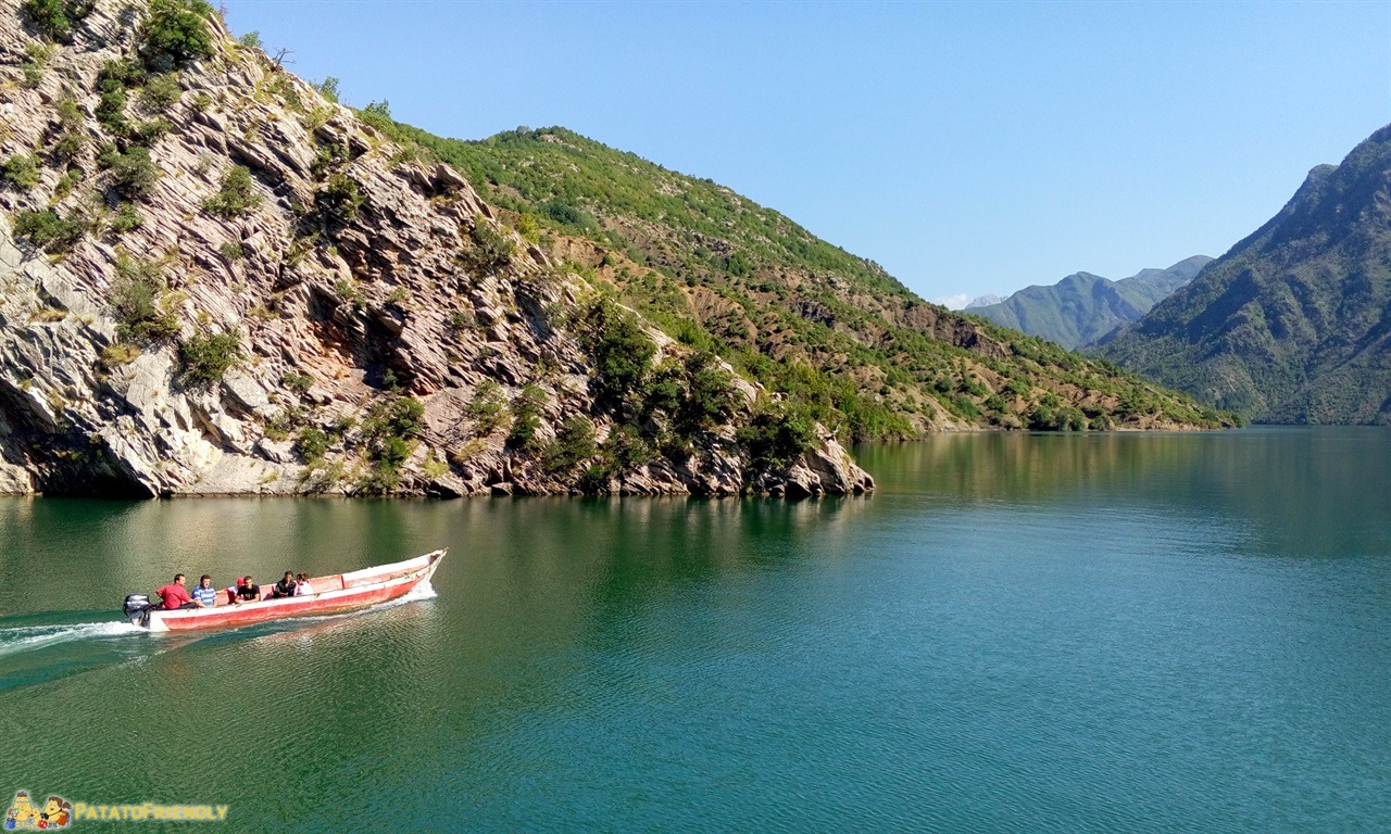 Il Lago Koman nel nord dell'Albania il Kanun e l'Isola della Pace ...
