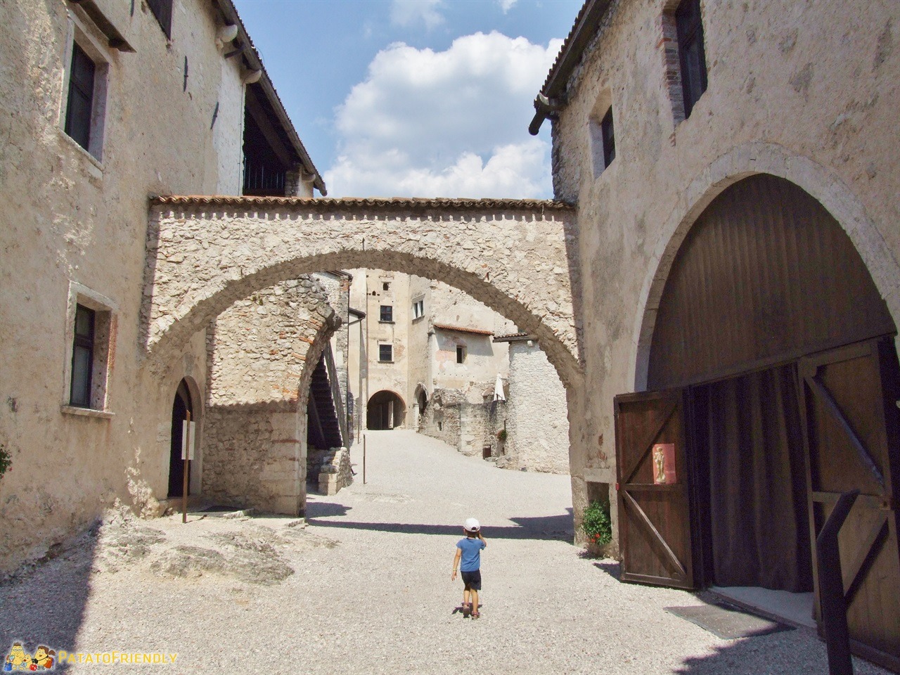 Castel Beseno uno dei castelli più belli del Trentino per bambini ...